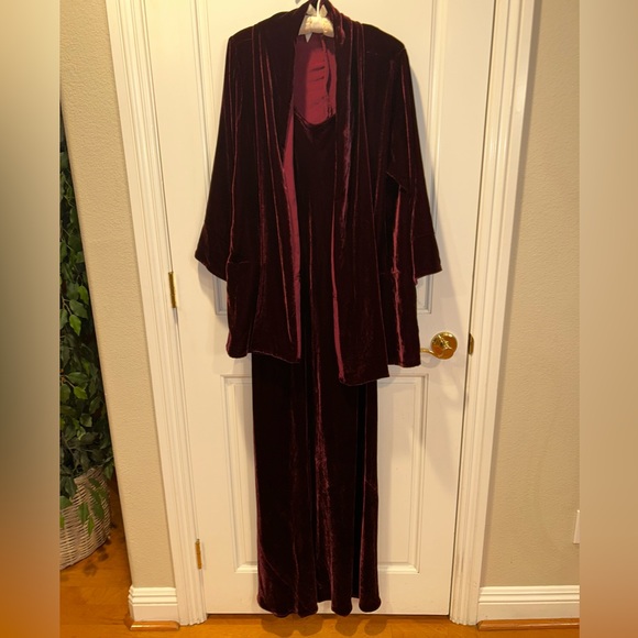 Harari | Dresses | Harari Vintage Burgundy Velvet 82 Rayon 8 Silk Dress ...